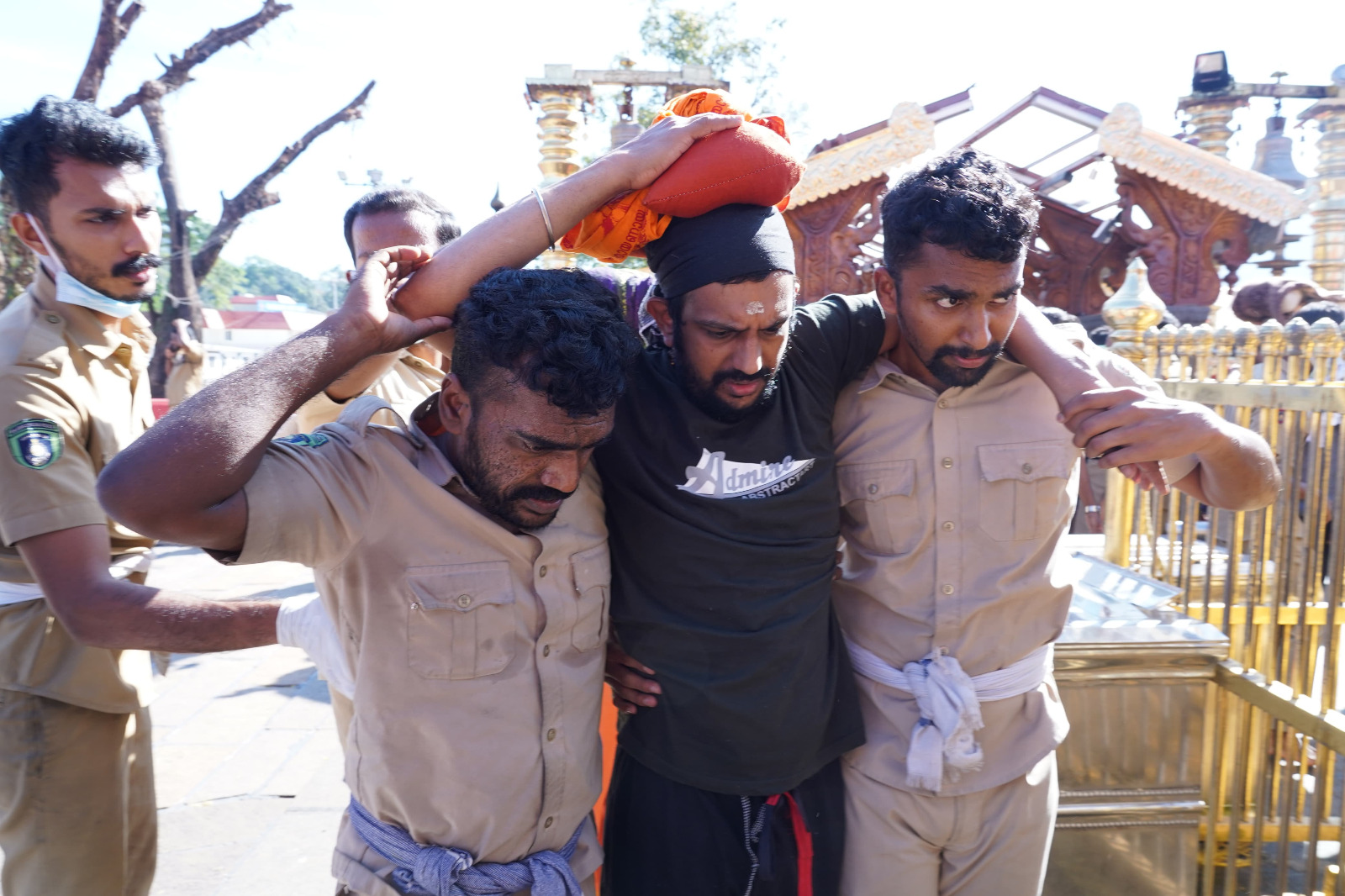 അയ്യപ്പ ഭക്തൻമാർക്ക് സുഗമമായ ദർശനം ഒരുക്കി കേരള പോലീസ് സ്വാമിമാര് ...